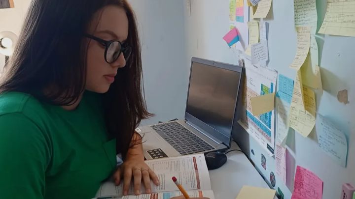 Paraibana é 1º lugar em medicina na USP estudando sozinha - Libraria News