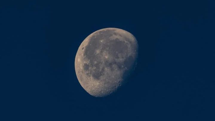 Cientistas descobrem pequenas crateras com água na Lua (Libras ...
