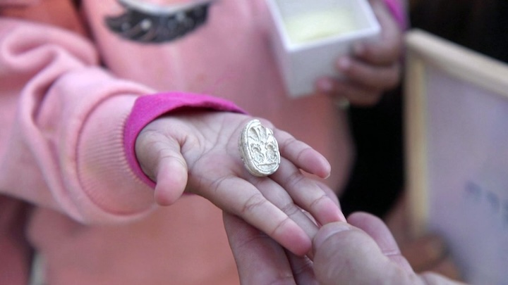 Menina encontra tesouro de 4 mil anos durante passeio (Libras)